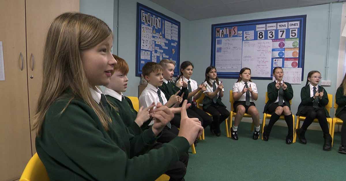 Primary School Teacher Scraps French Class to Teach Children Sign Language